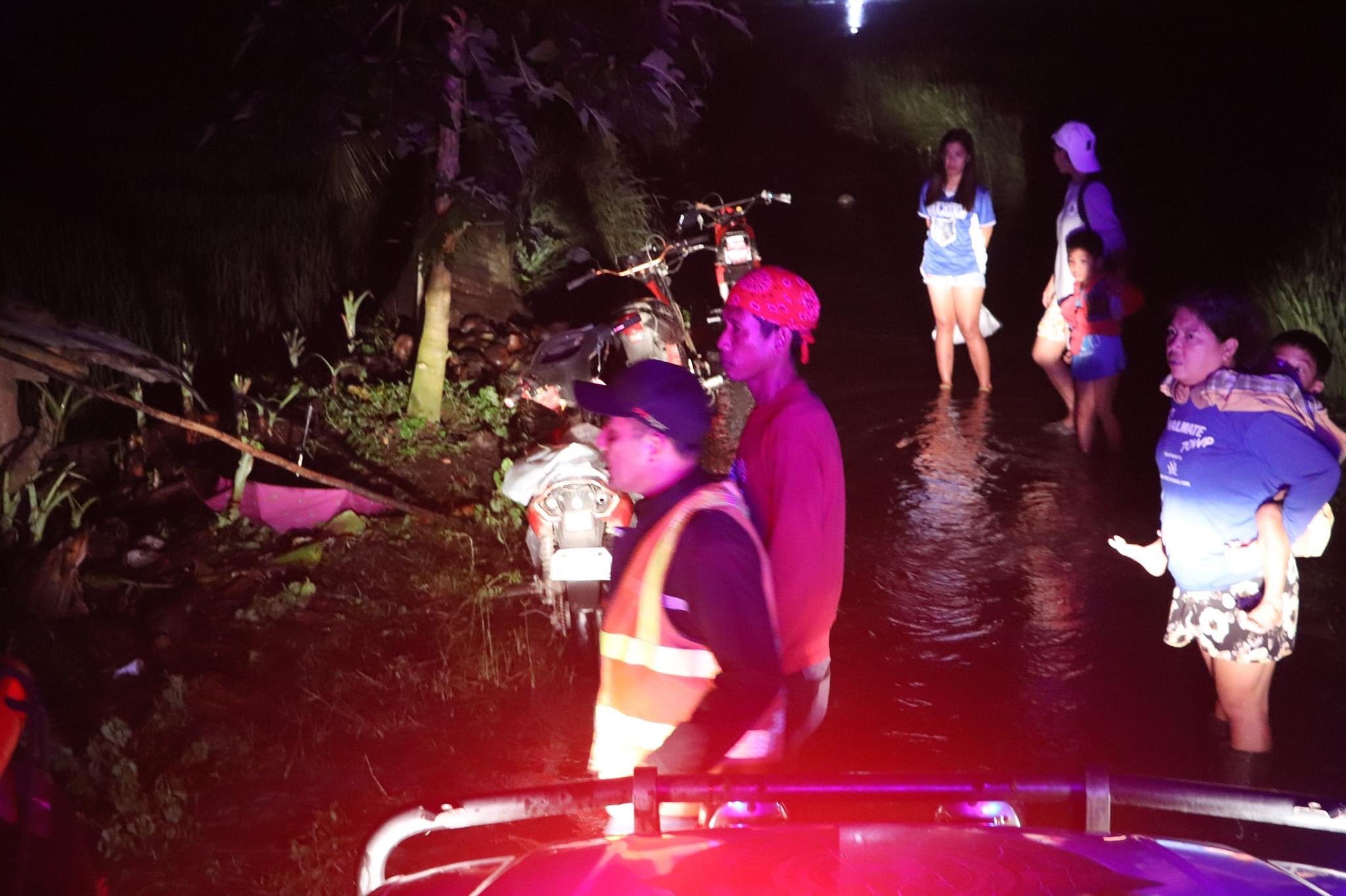 ABS-CBN News on Twitter: "@Dennis_Datu TINGNAN: 8 pamilya ang nasagip ng MDRRMO nitong Huwebes ...