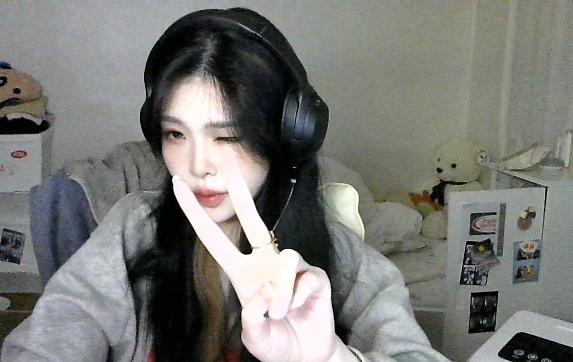 ᡕᠵ᠊ᡃ່࡚ࠢ࠘ ⸝່ࠡࠣ᠊߯᠆ࠣ࠘ᡁࠣ࠘᠊᠊ࠢ࠘𐡏 *:･ﾟ on Twitter: "RT @xshiae: i’m bored so have some webcam selfies ig"