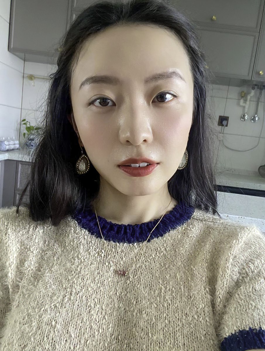 Wuyu On Twitter 来自专属群老哥的投稿,这婊子的眼神实在是太榨了,盯得人受不了!猜的出这母狗是做啥职业的不?老师,而且已经30岁了,这年纪再加这么风骚的一张脸,那在床上还不得