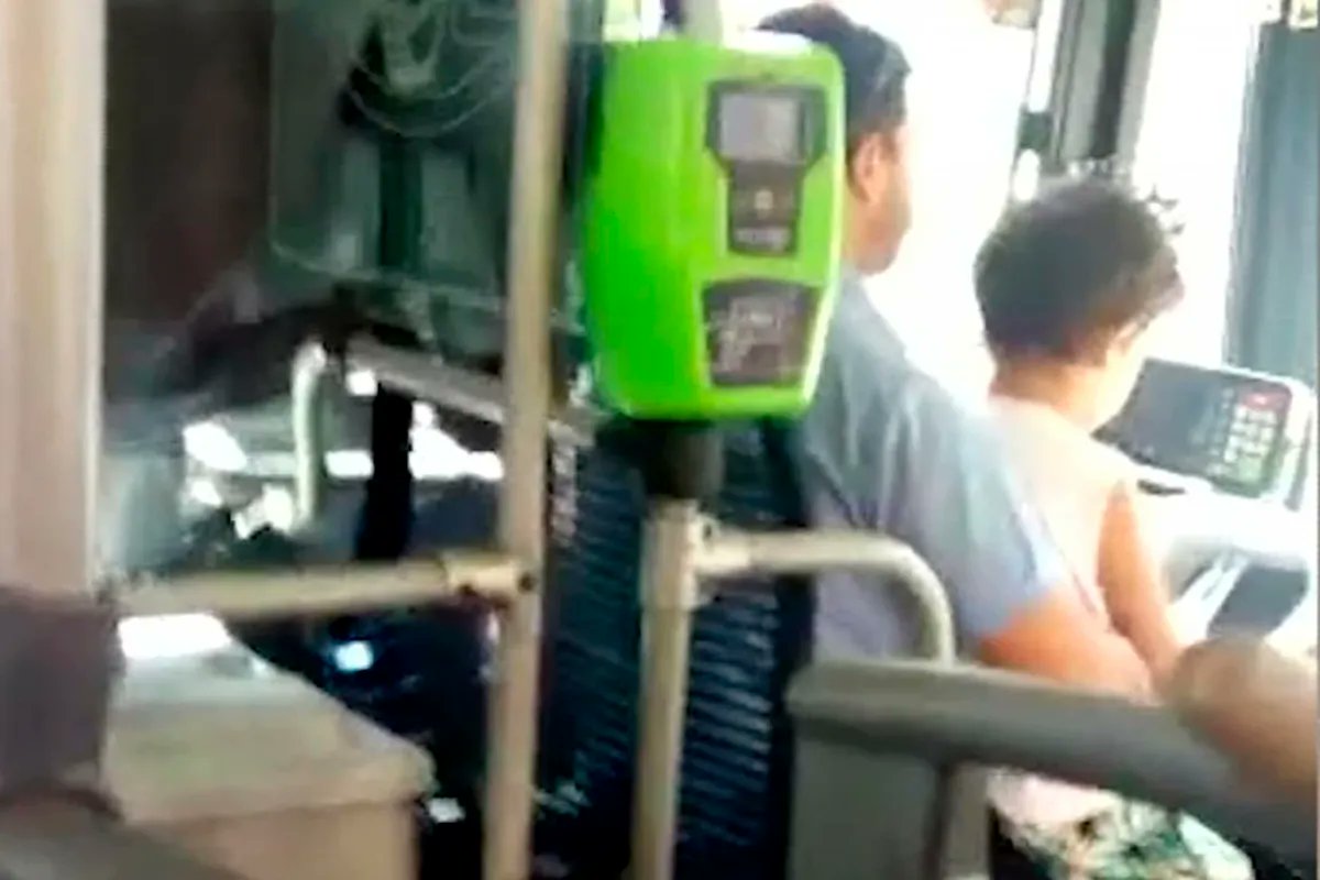 Le quitan la licencia al chofer de colectivo que manejó con un niño ...