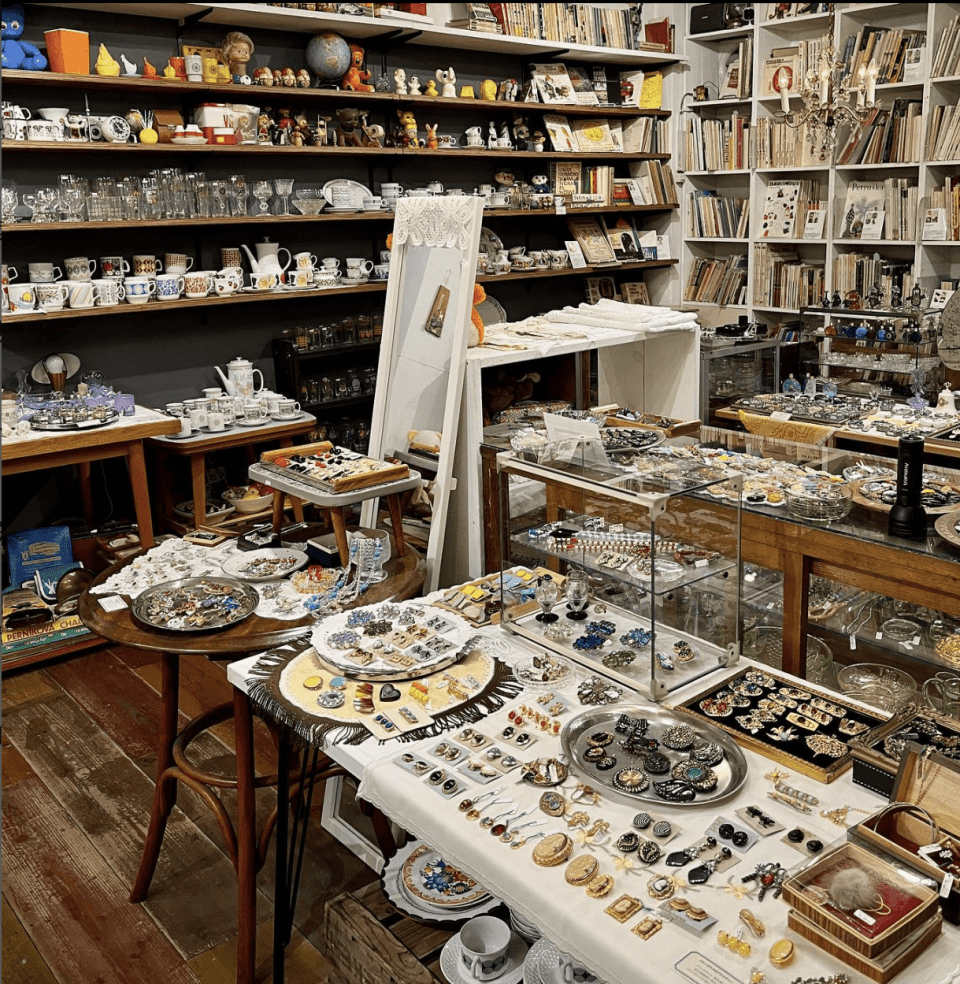 GINZA on Twitter: "ヴィンテージな宝物を探しに、チェコ雑貨店「チェドックザッカストア」https://buff.ly/3GM0qVh"