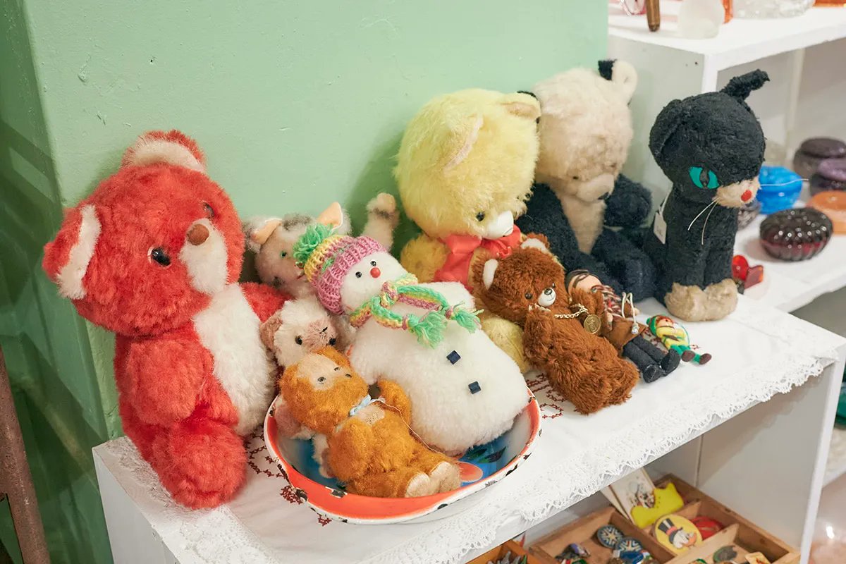 GINZA on Twitter: "ヴィンテージな宝物を探しに、チェコ雑貨店「チェドックザッカストア」https://buff.ly/3GM0qVh"