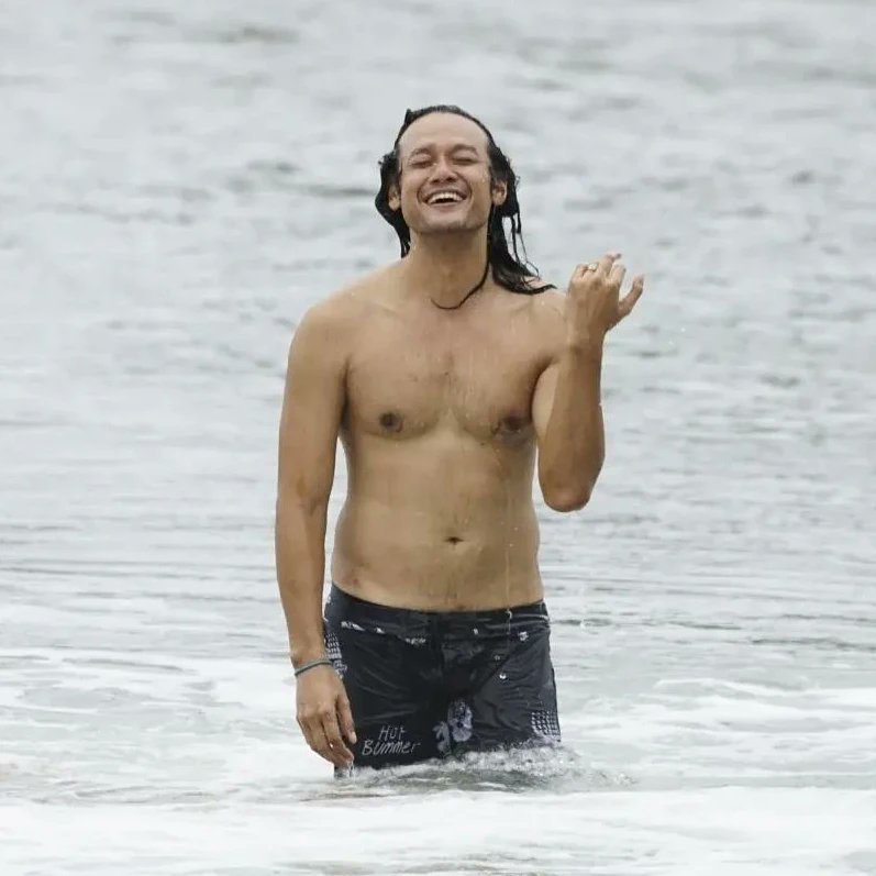 MRVVIP on Twitter: "Dwi Sasono shirtless beach snaps. #selebwatch"