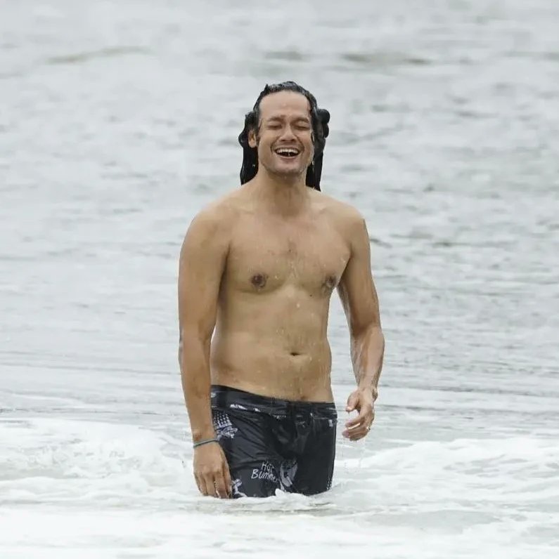 MRVVIP on Twitter: "Dwi Sasono shirtless beach snaps. #selebwatch"