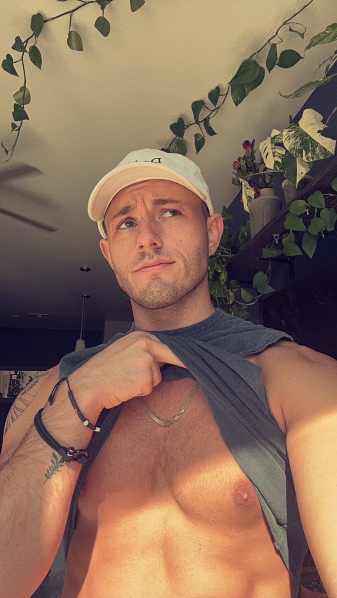 Ryder on Twitter: "Plant and nude day ? 🌿 https://t.co/g43U5DWERX" / Twitter