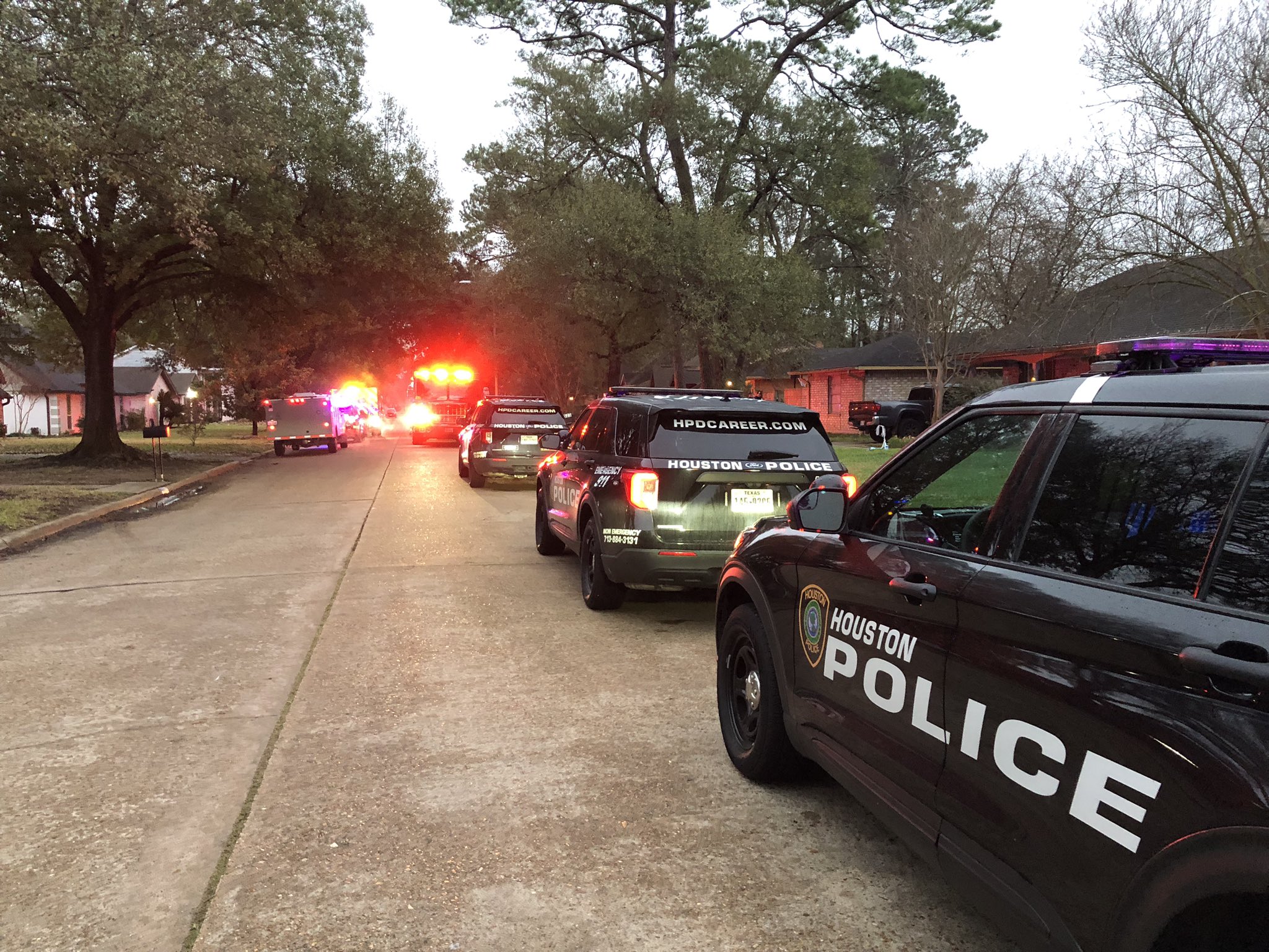 Houston Police On Twitter North Officers Are At 5500 Sheraton Oaks