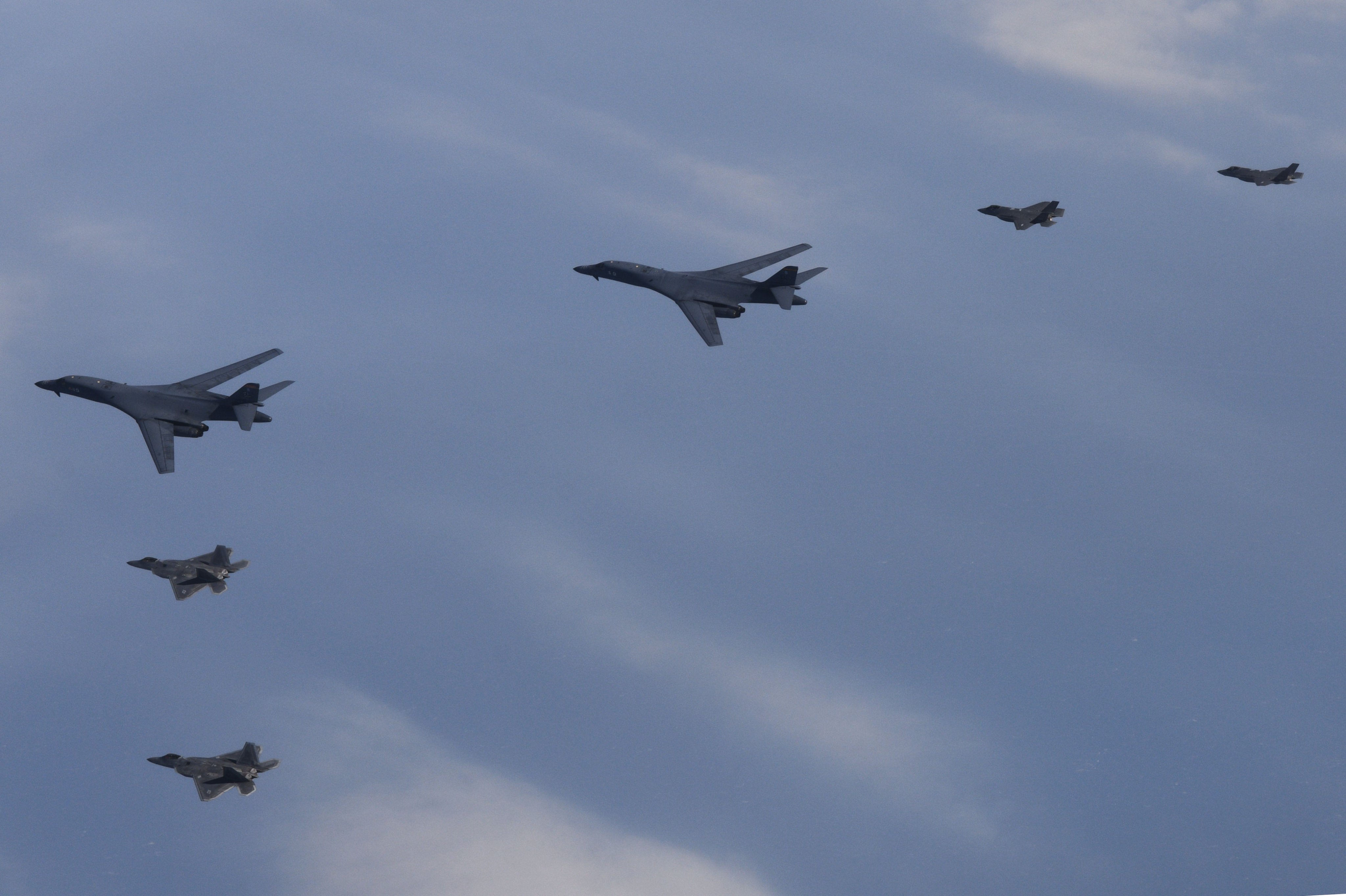 미국 B-1B 전략폭격기 한반도 전개 및 한미 전투기(한 F-35A, 미 F-22·F-35B)와 연합공중훈련 시행 : 클리앙
