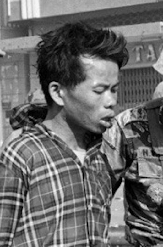 O guerrilheiro vietnamita Nguyen Van Lem é sumariamente executado pelo ...