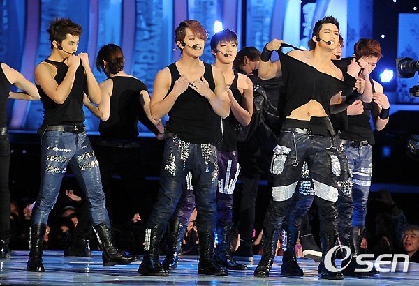 nie. on Twitter: "RT @Junazure: Not only Taecyeon but all 2PM members ripping their clothes off🥵 ...