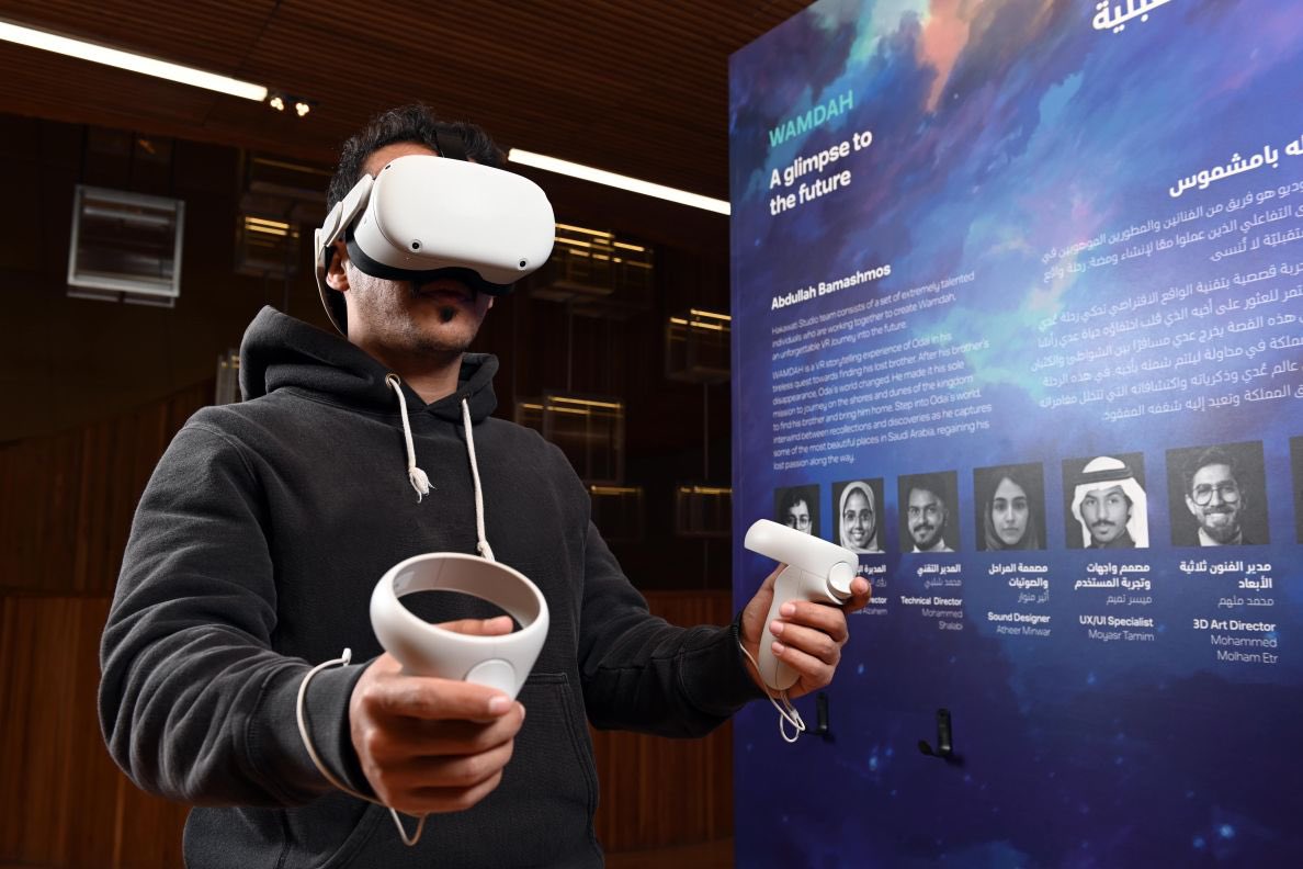 بستعرض اكبر يوم مر علي في رحلتي التقنية! رحلة يوم عرض مشاريع العالم الإفتراضي AR/VR في اثراء ...