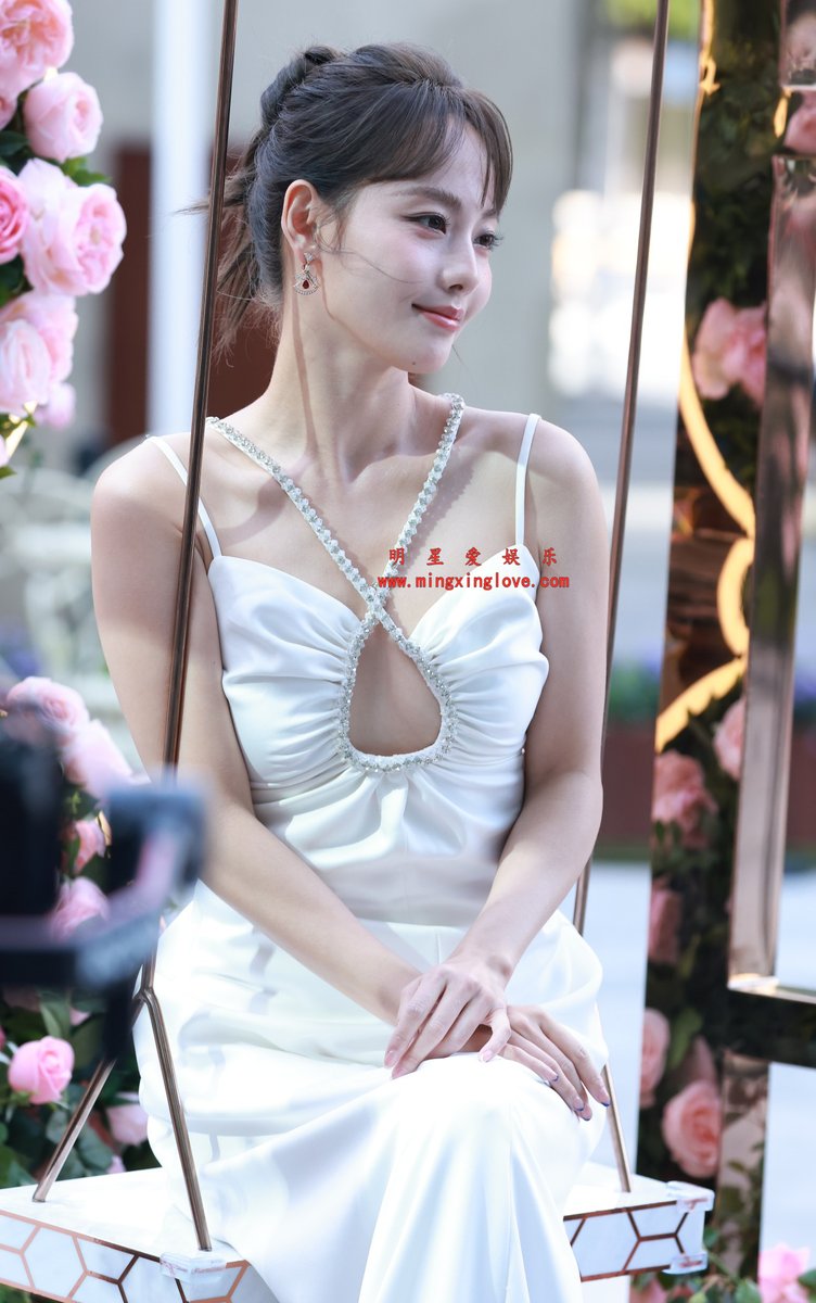 mingxinglove on Twitter: "#张嘉倪 参加宝格丽活动现场花絮照片，#大尺度 吊带露胸晚礼服，放到可看清肌肤纹理，高清8K分辨率原图无修 #生图 下载 #明星生图 ...
