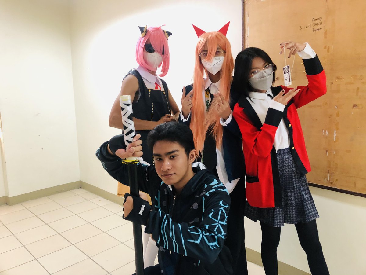 Cosplay heaven on Twitter: "My Vergil cosplay with buff Anya, Power, and Yumeko at school ️ [by ...