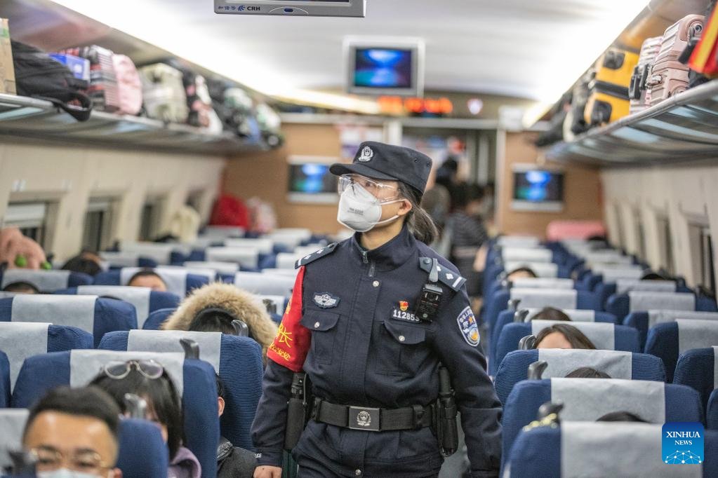 A group of female police officers for the Chongqing railway help ...