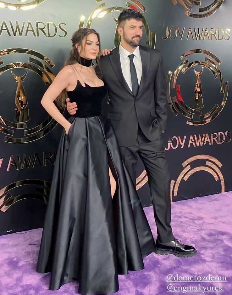 Akhbarak On Twitter انجين اكيوريك و ديميت اوزديمير من حفل Joy Awards في الرياض