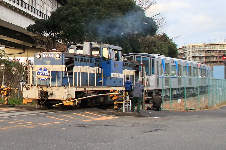 てつまみレ on Twitter: "2023.1.22(日) 神奈川臨海鉄道DD55-19牽引 横浜市交通局4000形（横浜市営地下鉄ブルーライン）の甲種輸送 ①神奈川臨海鉄道 根岸～横浜 ...