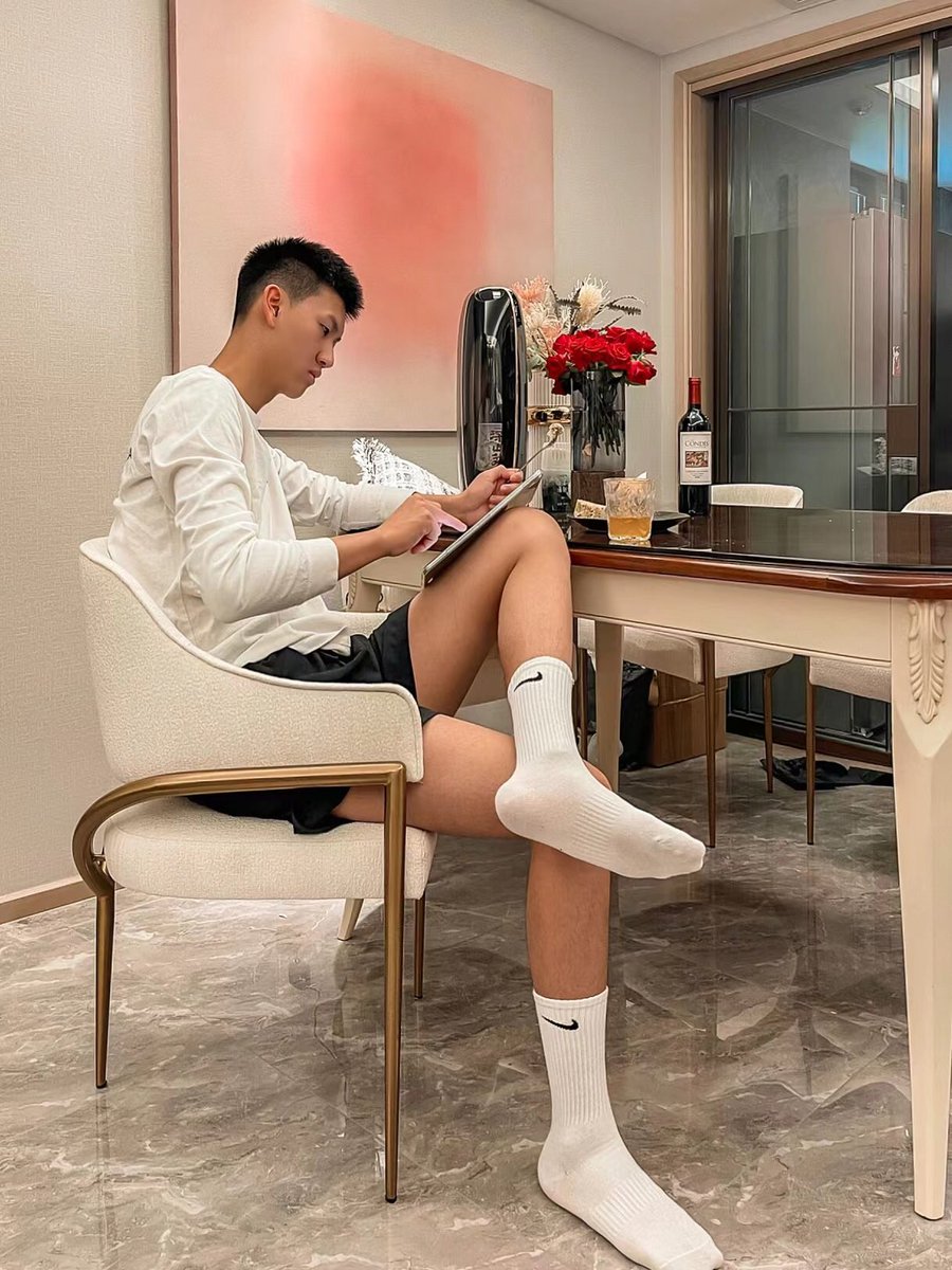 宝藏体育生 On Twitter 喜欢我黑袜还是白袜? 体育生1s 白袜正太 肌肉帅哥