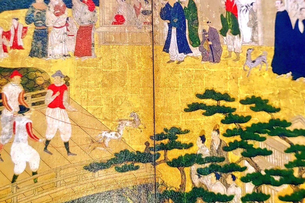 信長名鑑信長受容史研究 On Twitter 国立博物館の企画展でみた南蛮人渡来図屏風。南蛮人と思わしき人々が猟犬みたいな犬にリードつけて散歩(?)している様子がずっと気になっている。
