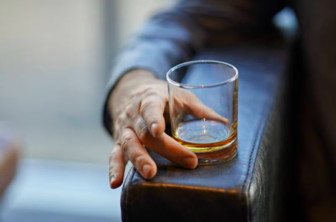 🥃 Así es como el alcohol daña tu salud. Se podría pensar que el consumo ...