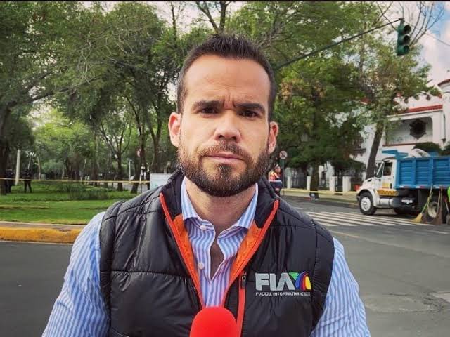 La Oreja 💣 on Twitter: "A cuál se llevan a la cama Puercas a ver la Noticias en su cama en las ...
