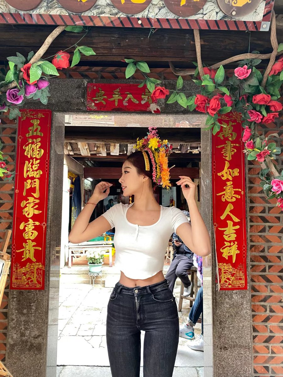 Corner 029 on Twitter: "过大年就要红红火火 #牛仔裤 #紧身裤 #三角区 #美腿 #美女"