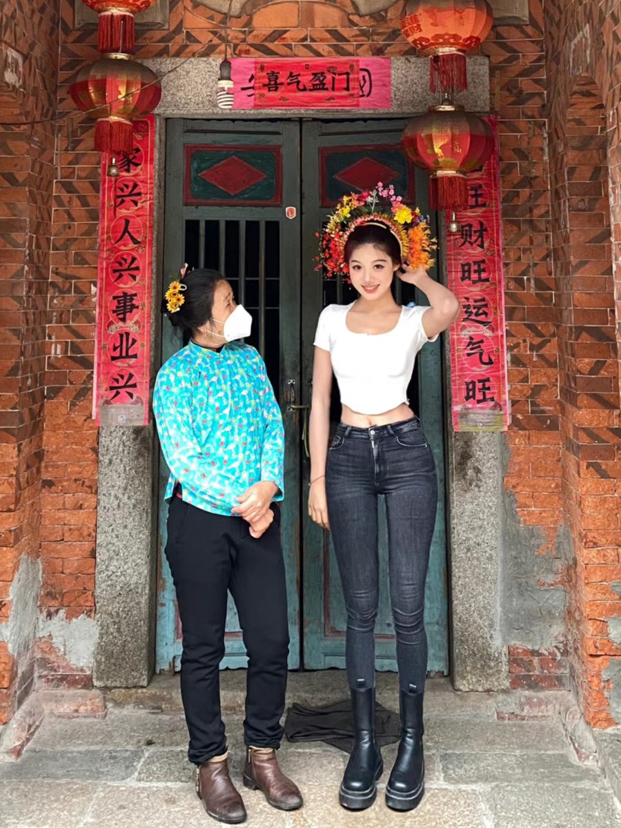 Corner 029 on Twitter: "过大年就要红红火火 #牛仔裤 #紧身裤 #三角区 #美腿 #美女"