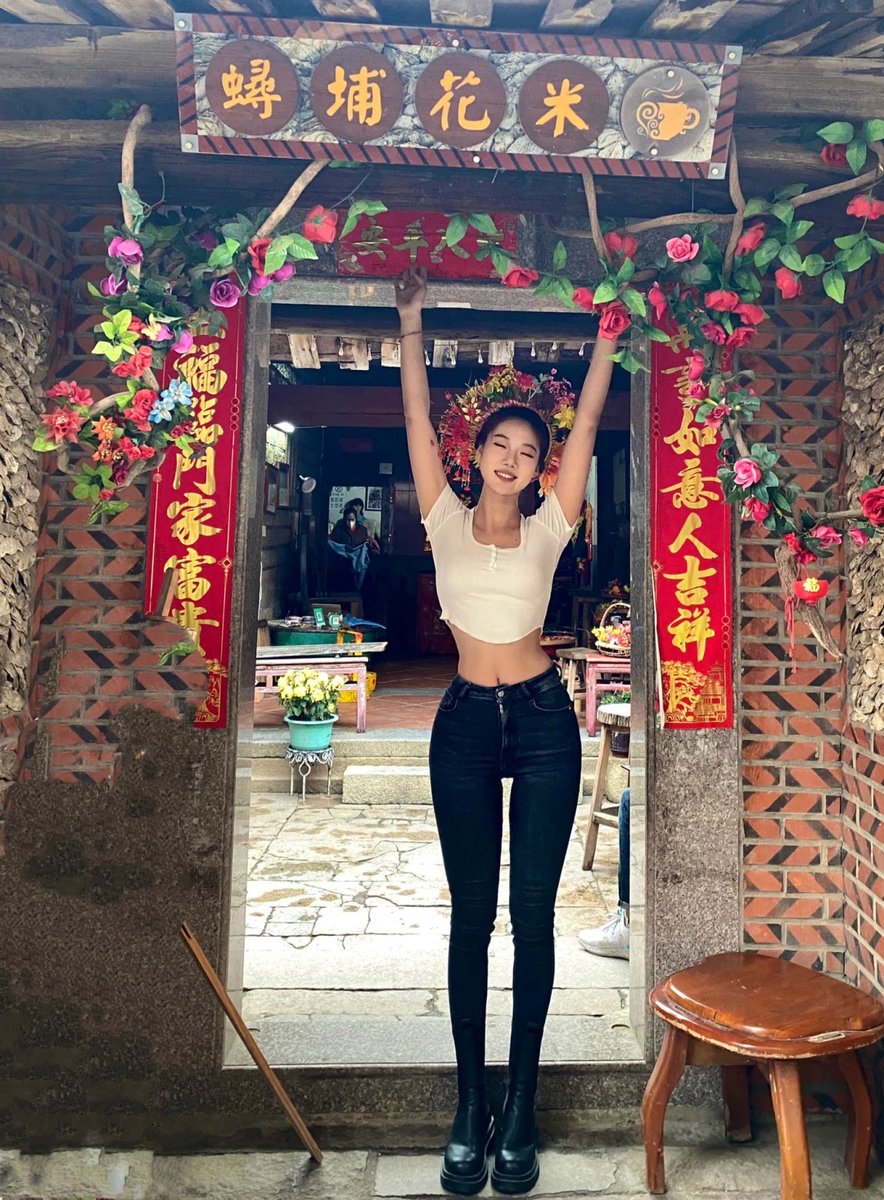 Corner 029 on Twitter: "过大年就要红红火火 #牛仔裤 #紧身裤 #三角区 #美腿 #美女"