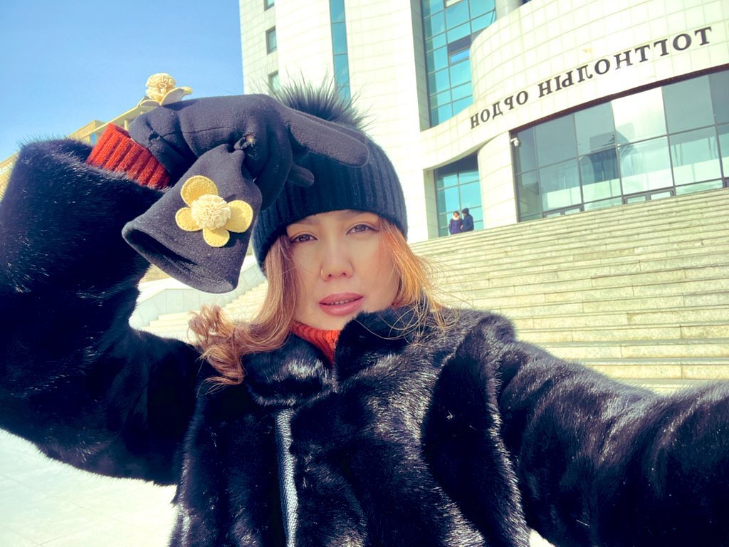 Дэнс мн Шинэбаяр On Twitter МАН ын байрны гаднаас лайв хийлээ Нэг ч