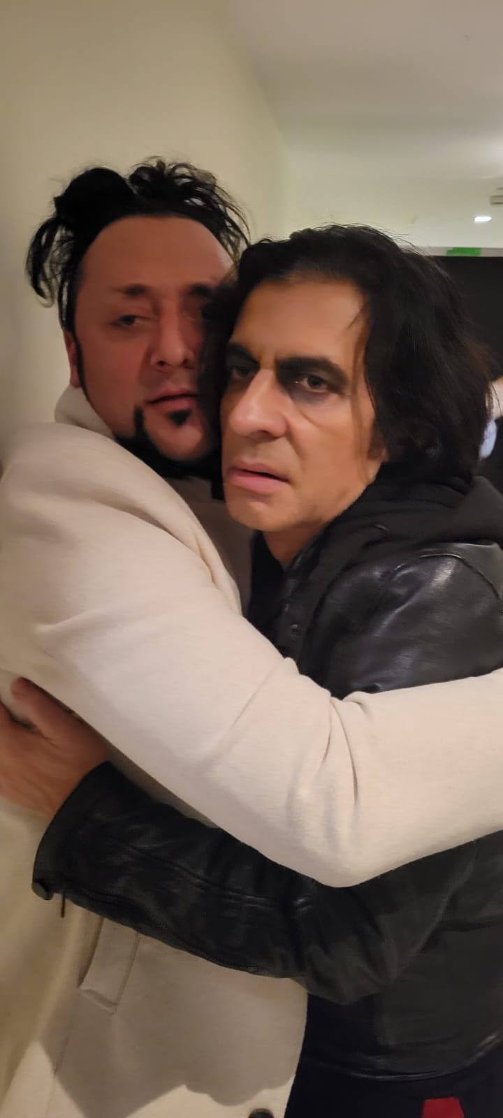 okan bayulgen on Twitter: "Jekyll ve Hyde Hayko, Richard Okan kulis buluşması. Sıcacık! https ...