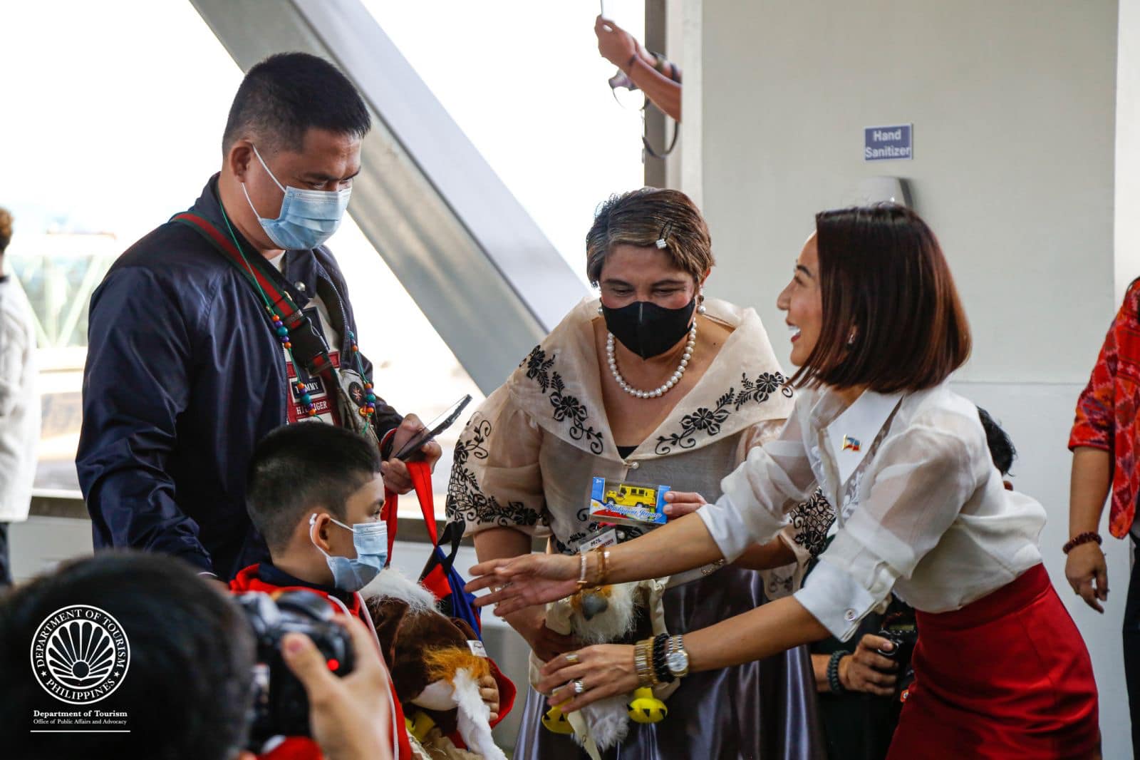 PTVph on Twitter: "TINGNAN: Mainit na sinalubong nina Tourism Secretary Chistina Garcia Frasco ...