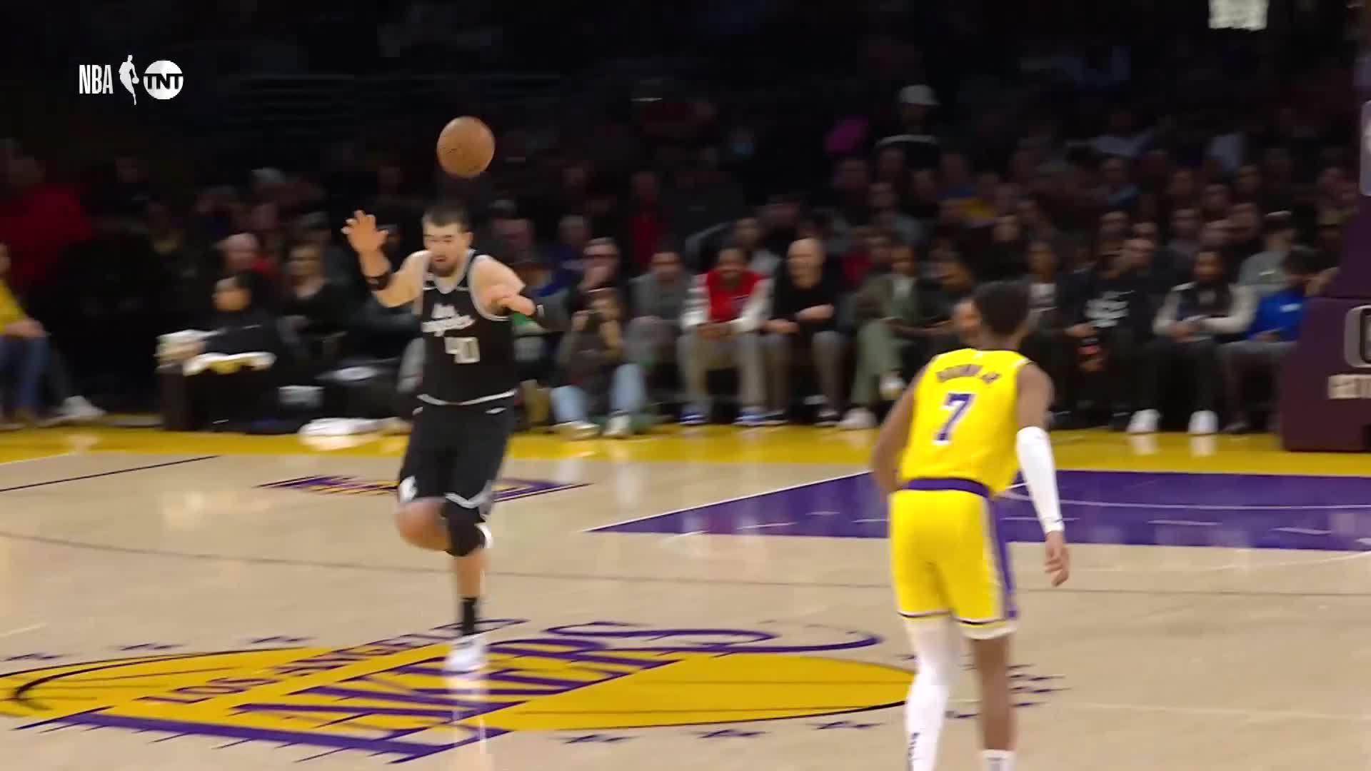 [花邊] PG傳球打到Zubac 但變成助攻Mann灌籃 PTT推薦 - NBA