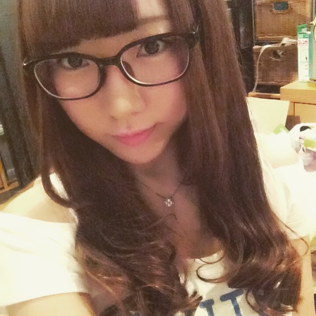 眼鏡っ娘botめがねっ娘、メガネ女子 On Twitter 20230125 1730 逗人喜爱的女孩照片戴眼镜的。 眼镜的女孩