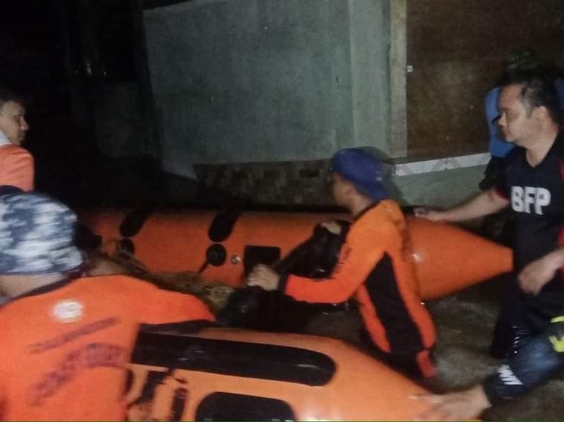 Philippine Coast Guard on Twitter: "TINGNAN: Umabot sa 15 residente ang inilikas ng mga ...