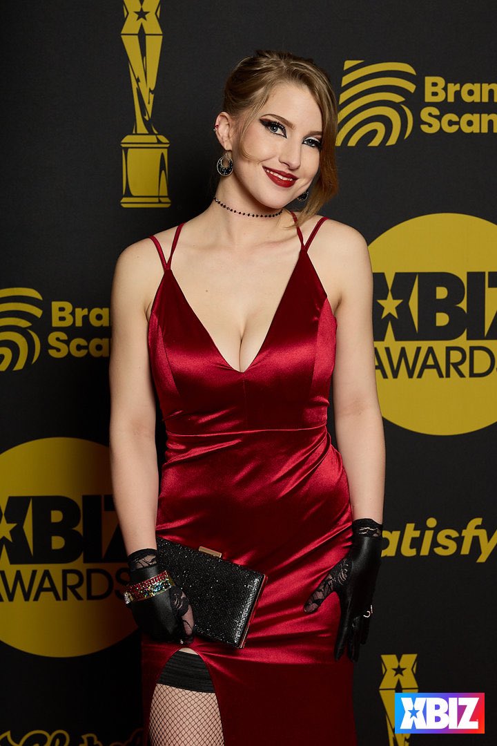 Octavia Red “Berry” 🍓 on Twitter: "Keeping it vampy on the @XBIZ Red Carpet 🖤💋 @x3expo"