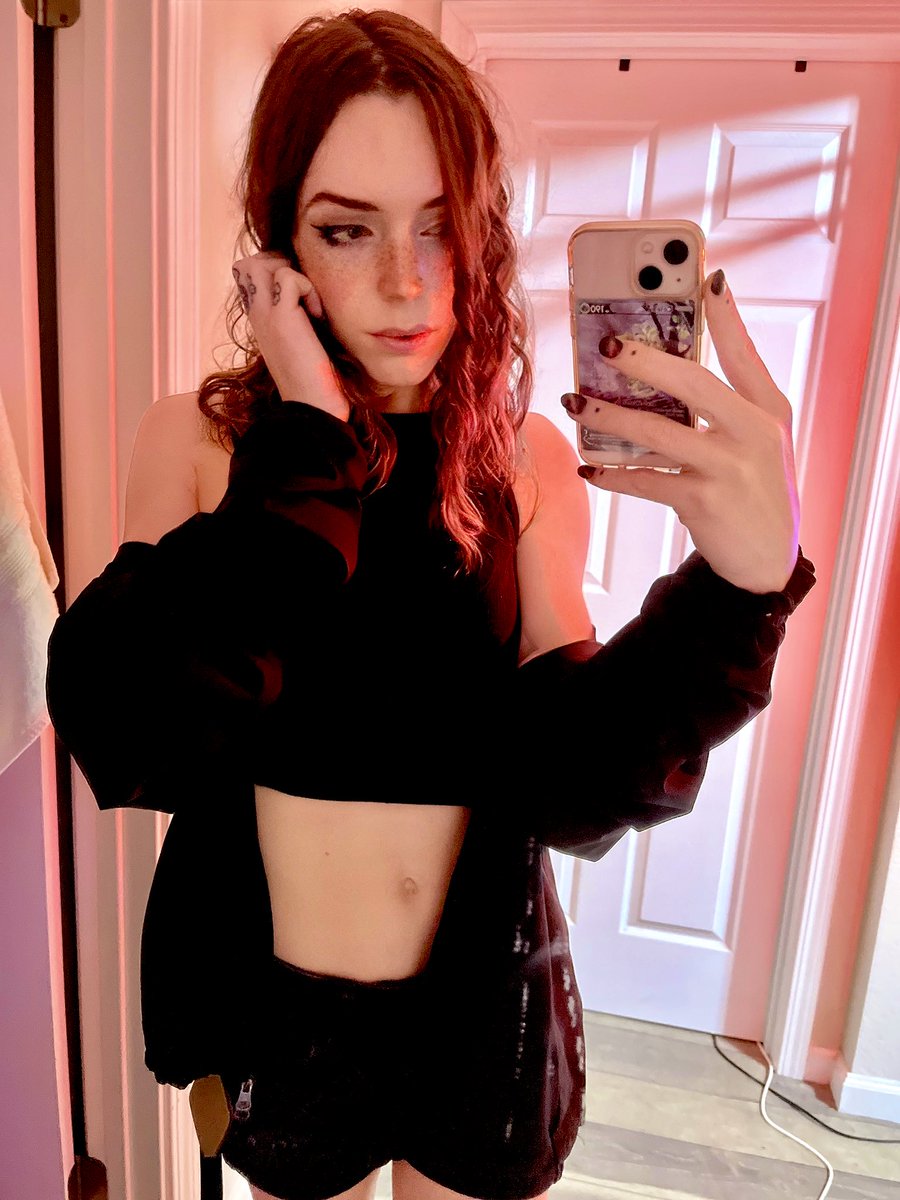 ESȻHΛ (๑ˊ͈ ^ˋ͈) on Twitter: "she’s a bitch but she cute"