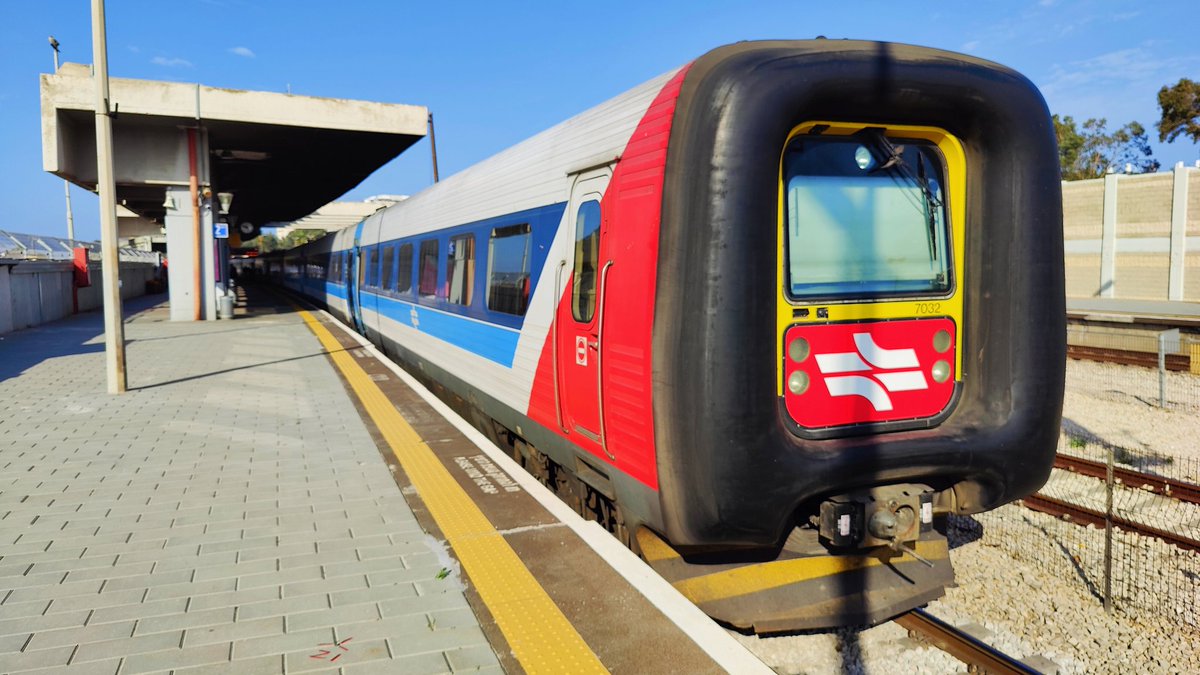 Simon Andersen on Twitter: "Well it be rude not to take a ride on the Danish build IC3 sets ...