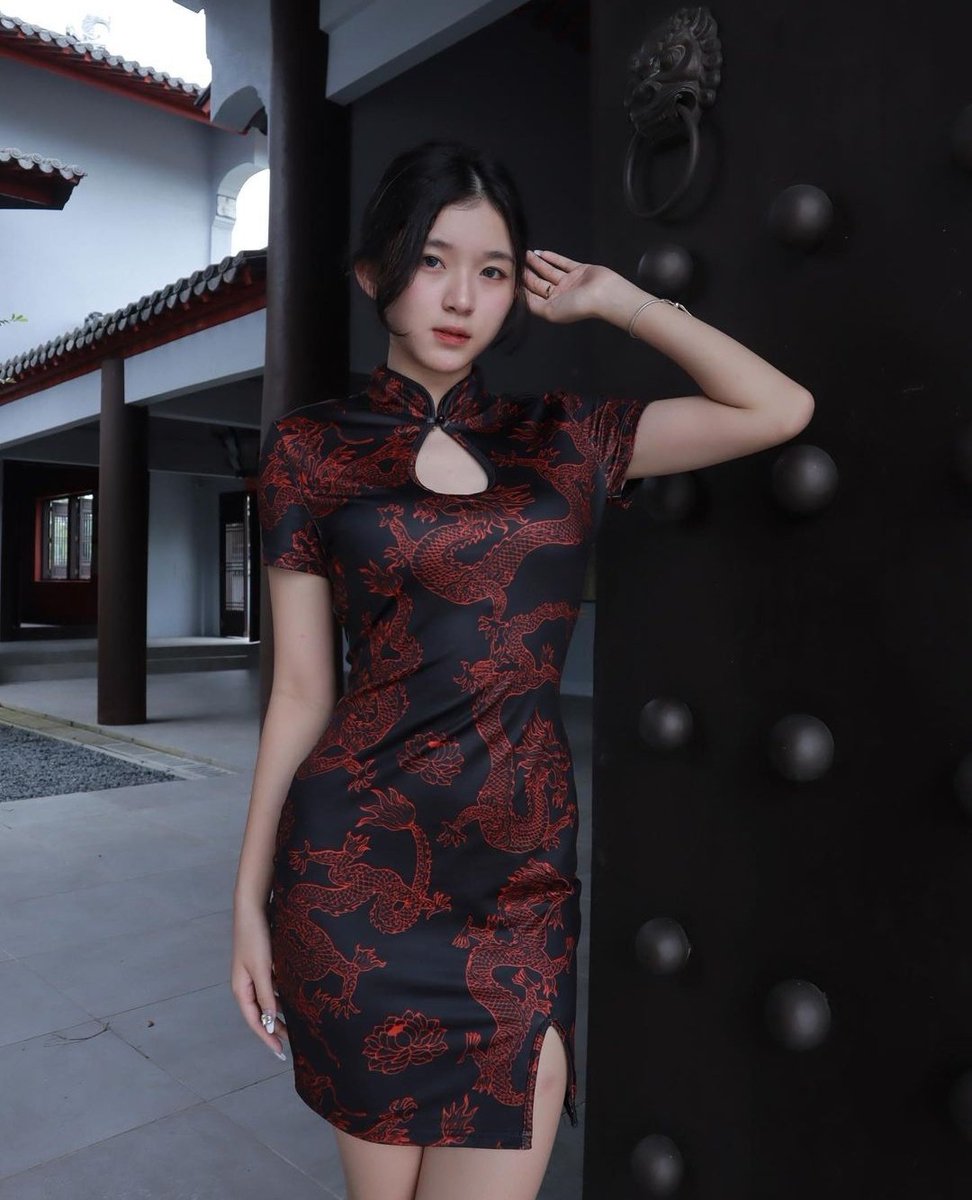 小刘爱吃蒜 On Twitter 黑色系旗袍,穿这么多旗袍就是想让你们对我硬邦邦的,这样射的才多嘛