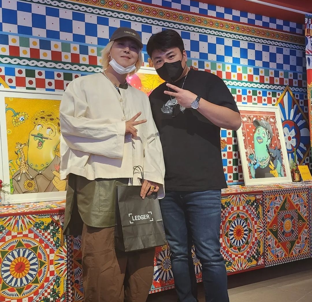 [‼️] MINO with a fan at the Chippy artwork exhibition ️ https://t.co ...