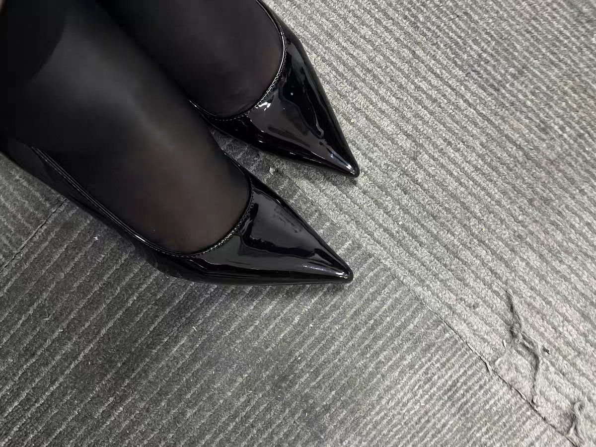 恋上你 On Twitter 2023年第050回 人家女友的黑丝腿,穿上漆皮高跟鞋,无敌呀,看着打了不少灰机 玛丽珍 插马眼 平底鞋 黑丝 踩射 射鞋 高跟鞋 舔鞋
