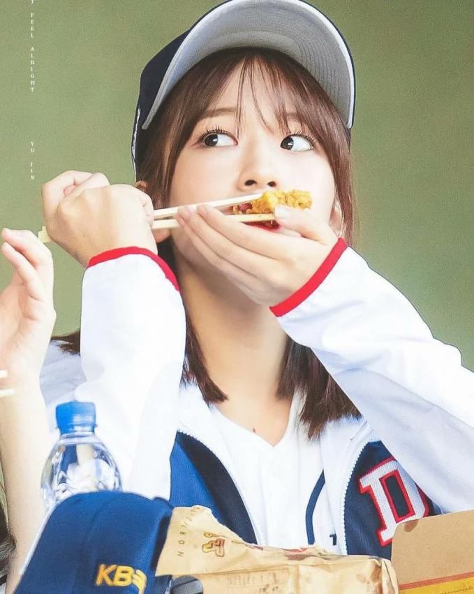 인스티즈(instiz) on Twitter: "금융치료로 젓가락질 고친 안유진 (링크에 더있어요👉) https://instiz.net/pt/7315032"