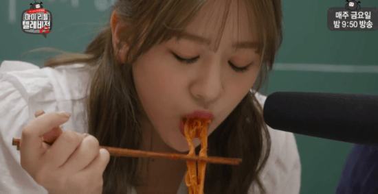 인스티즈(instiz) on Twitter: "금융치료로 젓가락질 고친 안유진 (링크에 더있어요👉) https://instiz.net/pt/7315032"