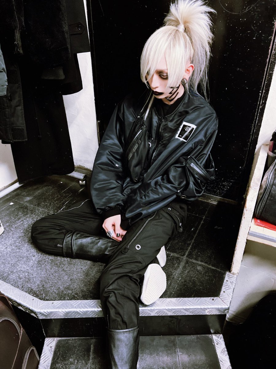 NINTH IN PLUTO 艶-EN- on Twitter: "今日も配信きてくれえてありがとう〜 次のライブは1／31 ようさんの誕生日パーティーやから遅れんなよ あったかくしておいで"