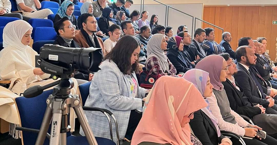 KKMalaysia🇲🇾😷 on Twitter: "RT @Zaliha_DrZ: A quick stopover at the U.K en route to the World ...