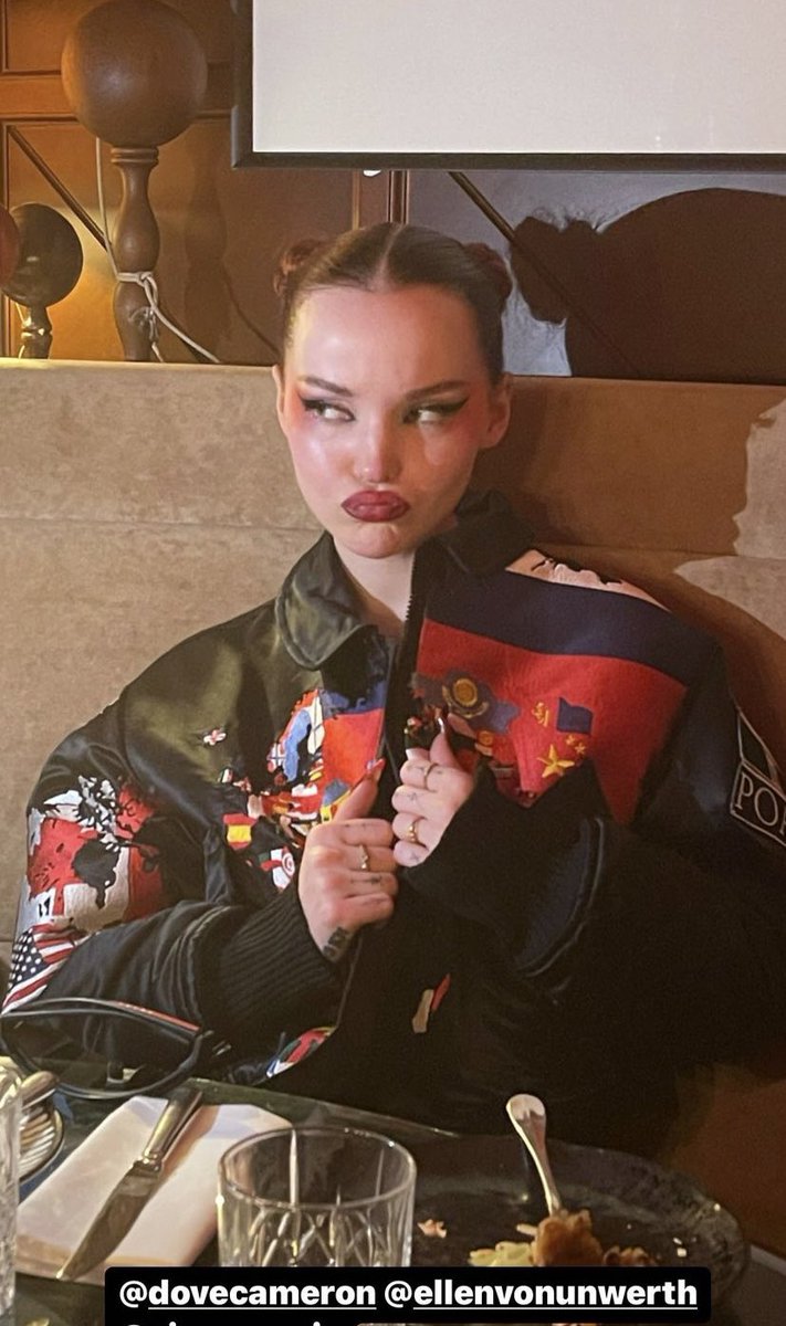 Dove Cameron Latam on Twitter: "📸 Dove Cameron ayer celebrando el fin de semana de moda de París ...