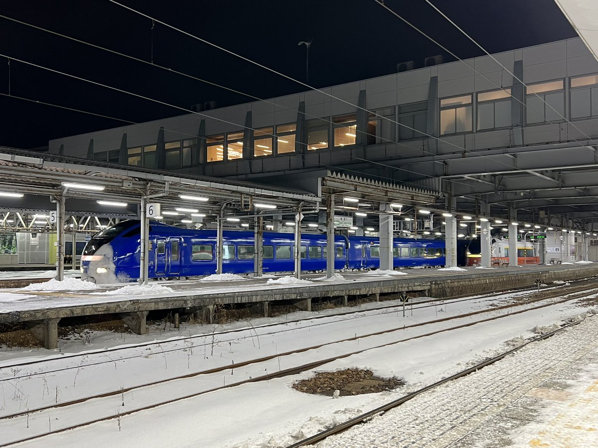 上野耕平/Kohei Ueno on Twitter: "秋田駅にはそそられる特急車が！ E653系特急いなほとE751系特急つがる。よく似た兄弟車です。真っ青なE653初めて見たけど ...