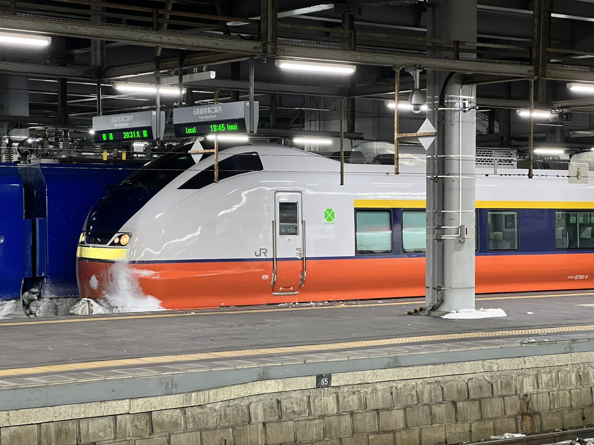 上野耕平/Kohei Ueno on Twitter: "秋田駅にはそそられる特急車が！ E653系特急いなほとE751系特急つがる。よく似た兄弟車です。真っ青なE653初めて見たけど ...