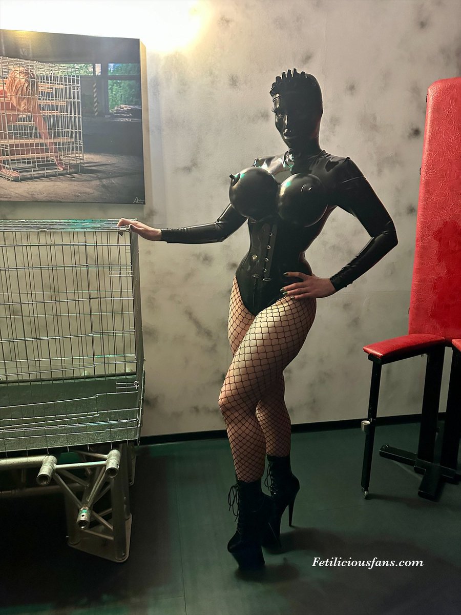 Miss Fetilicious on Twitter: "Yesterday at the Latex Lounge 🖤 Wearing an outfit by @BeaMiersch ...
