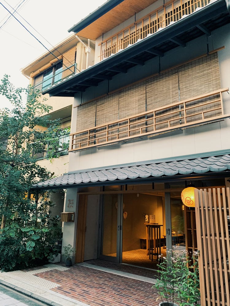 GINZA on Twitter: "泊まってみたい 【ライターYの京都通信 チャリで回って見つけた素敵なモノ Vol.4】〈2254〉歴史ある花街の風景と、コンテンポラリーなデザインが妙に ...