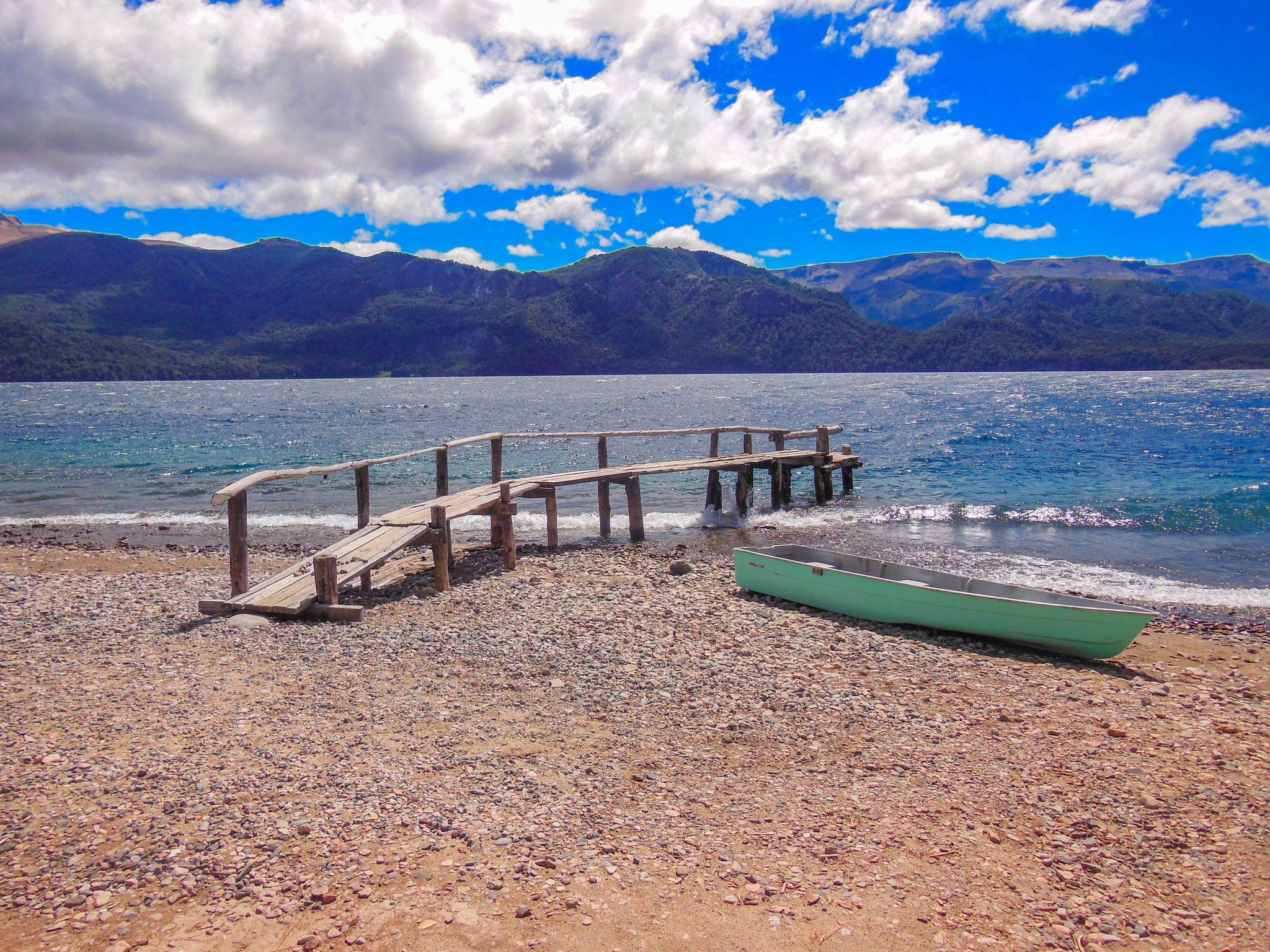 Isla Lago Montañas árboles