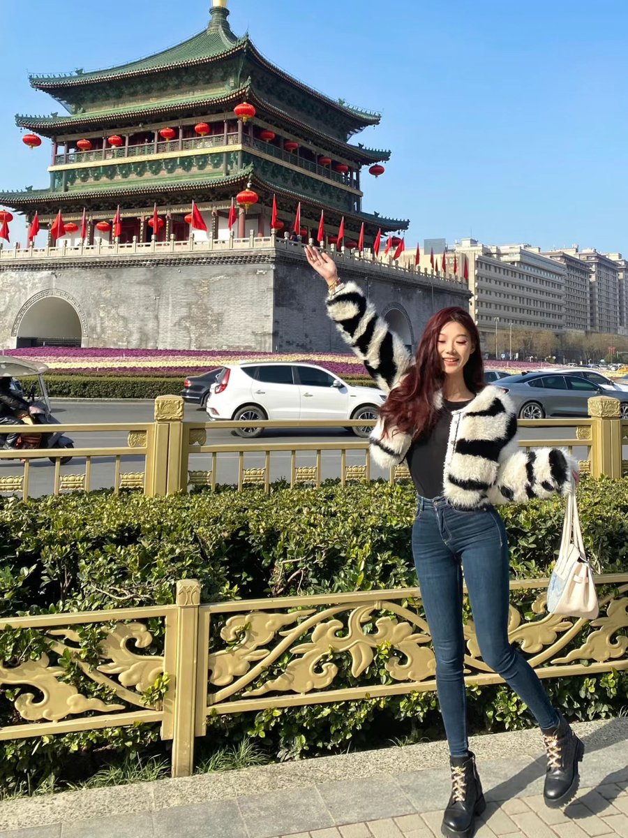 Corner 029 on Twitter: "今年的长安城格外热闹 #紧身牛仔裤 #紧身裤 #牛仔裤 #美腿 #美女"