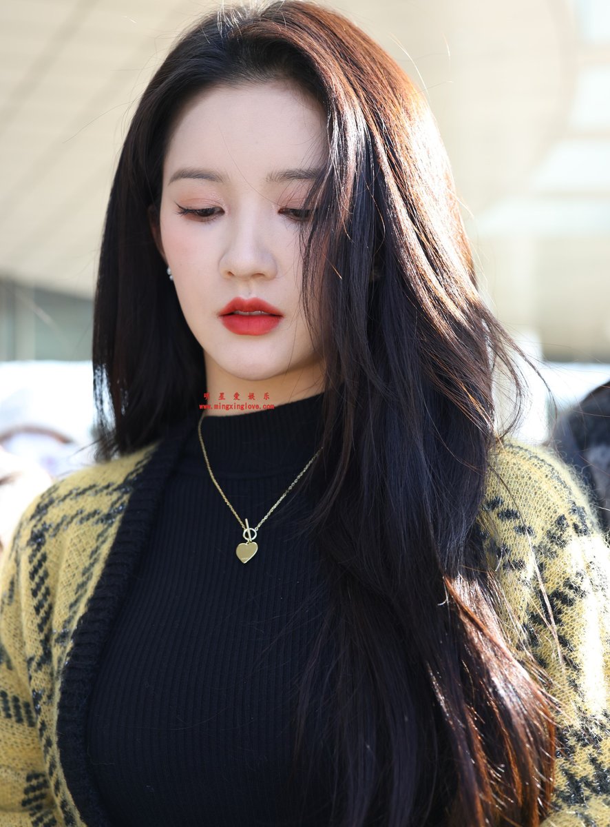 mingxinglove on Twitter: "#王丽坤 电影节候场、#刘些宁 场外、#周也 VOGUE场外三套买断流出图下载，深V露胸、光脚等造型，高清8K分辨率原图无修 #生图 下载 ...